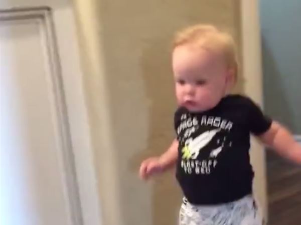 Video viral de un niño asustado por el rugido de su abuelo