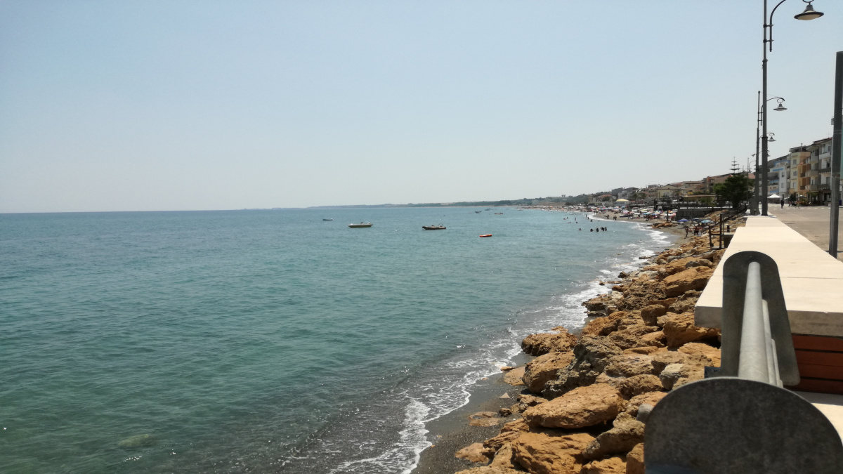 Calabria: Torretta di Crucoli si affaccia sul Mar Ionio