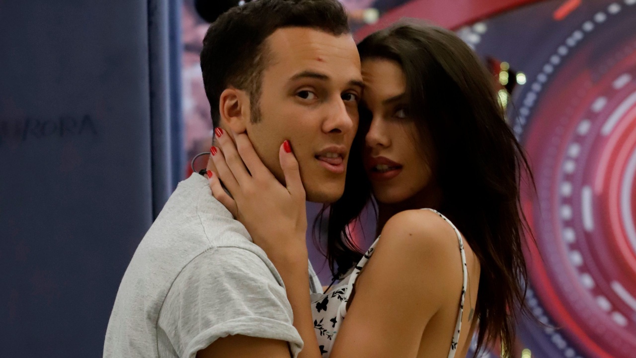 GF, Antonella stizzita ad Edoardo: 'Vai a farle a Micol le coccole'