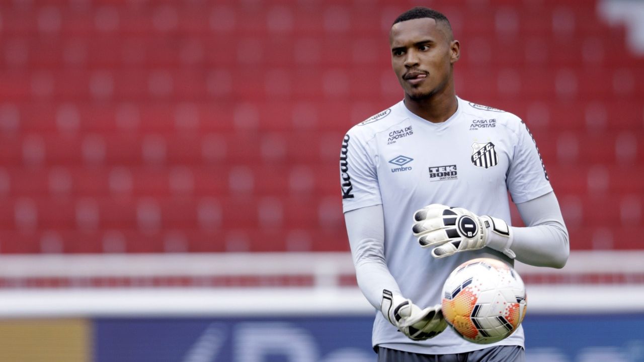 John se valoriza no mercado, mas Santos tenta renovação