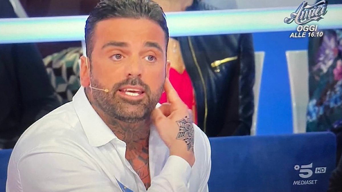 Trono over: Mario riceve fiori da una corteggiatrice anonima